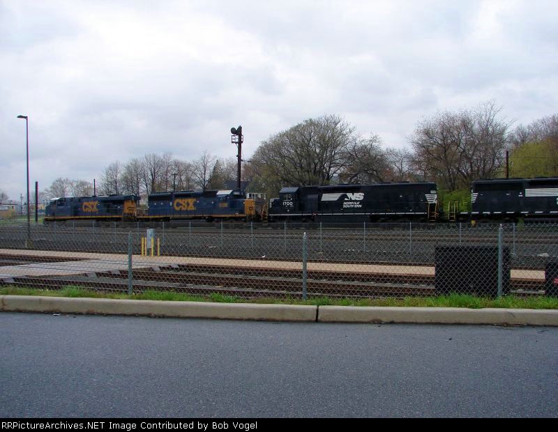 CSX 8138 and NS 1700